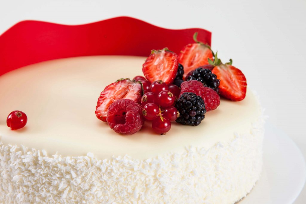 Bolo de Frutas Vermelhas com Coco - Rich do Brasil